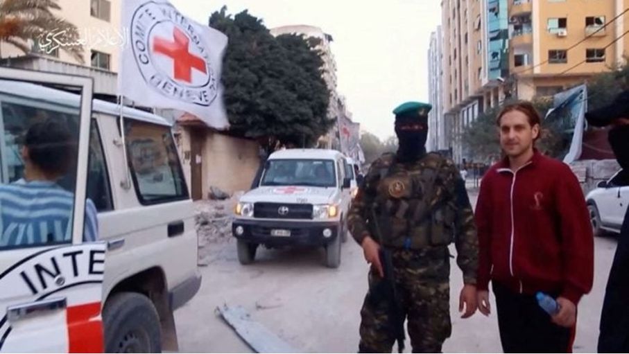 صحافي إسرائيلي: عناصر حماس اعتنوا بالأسرى وشاهدوا “اليوتيوب” م...