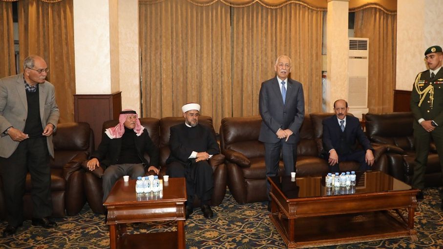 مندوبا عن الملك وولي العهد.. العيسوي يعزي قبيلة بني صخر/الفايز...