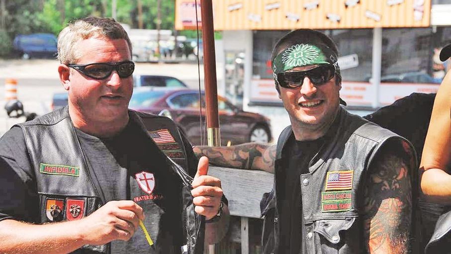 "نادي الكفار": الإمبريالية الأميركية بسترات جلدية...