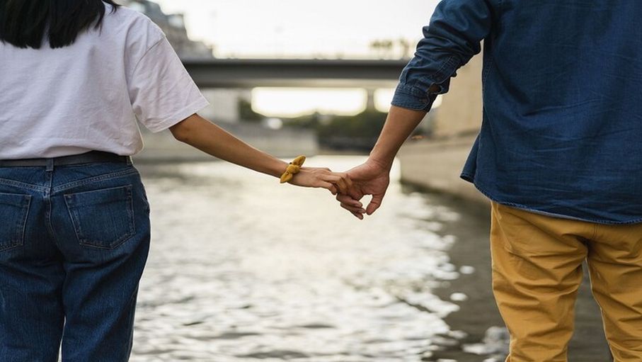خبراء يتحدثون عما يحفز الأزواج على البقاء أو الانفصال