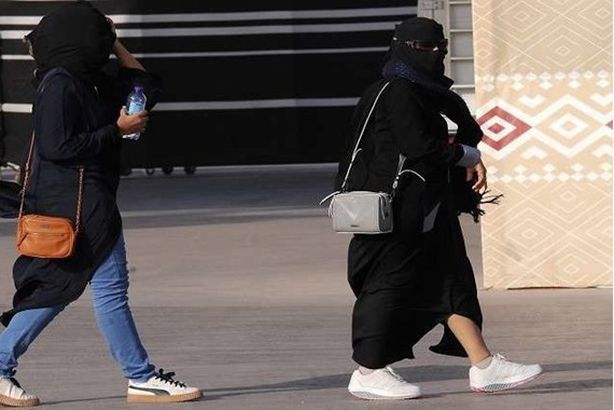 سعودية منتقبة تقتحم تجمعًا للرجال وترقص ورد فعل أحدهم يثير تفاعل
