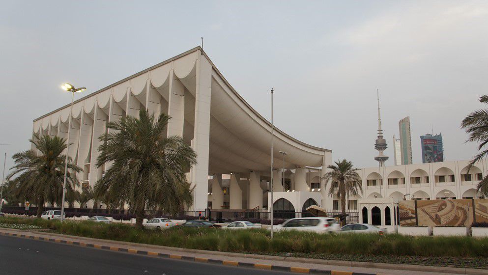 New Kuwaiti government sworn in after political crisis...