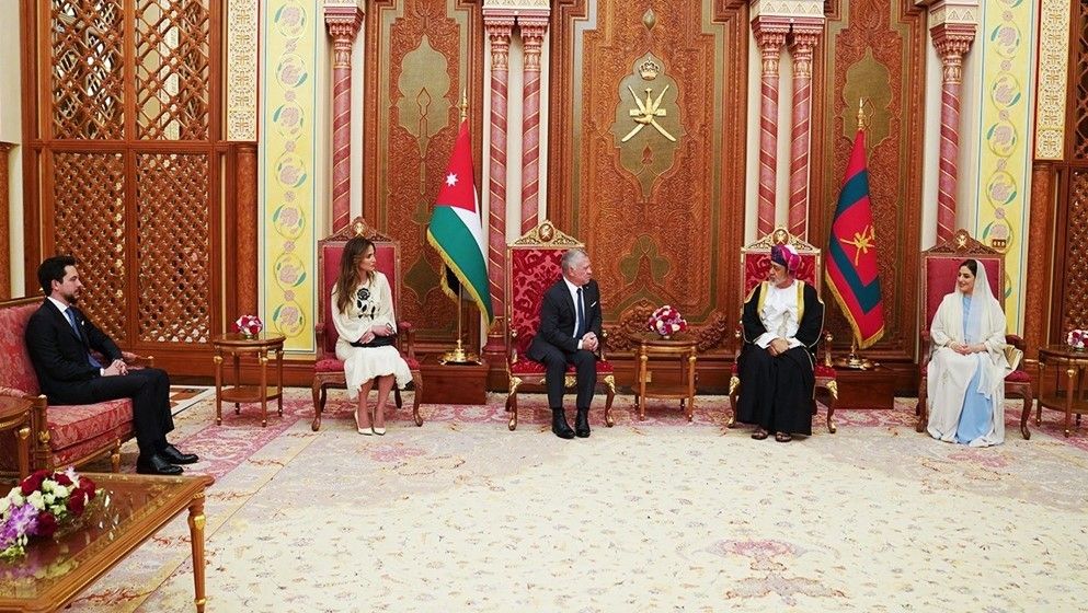 King holds talks with Oman sultan in Muscat...