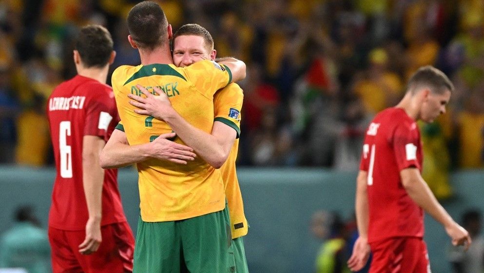 Australia reach World Cup last 16...
