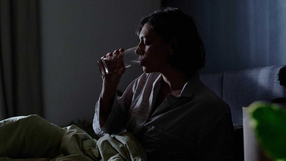 Drinking Water Before Bed: Between Benefits and Risks...