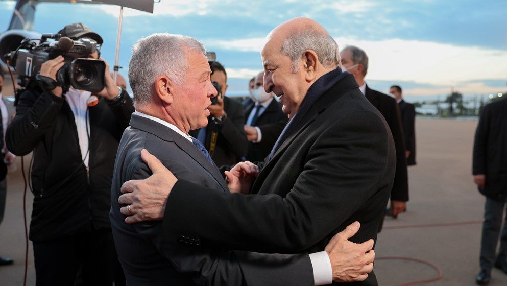 King attends state dinner hosted by Algerian president...