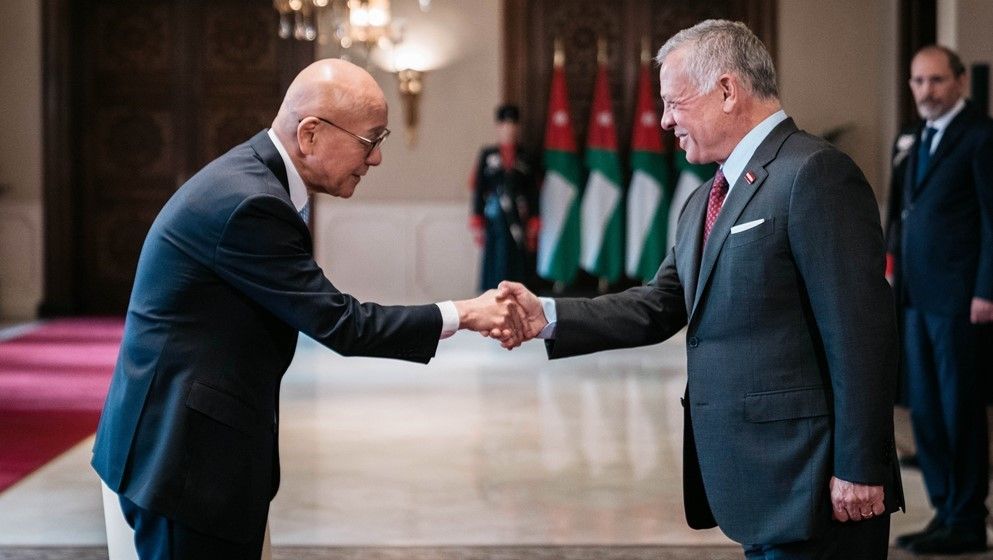 King accepts credentials of new ambassadors to Jordan...