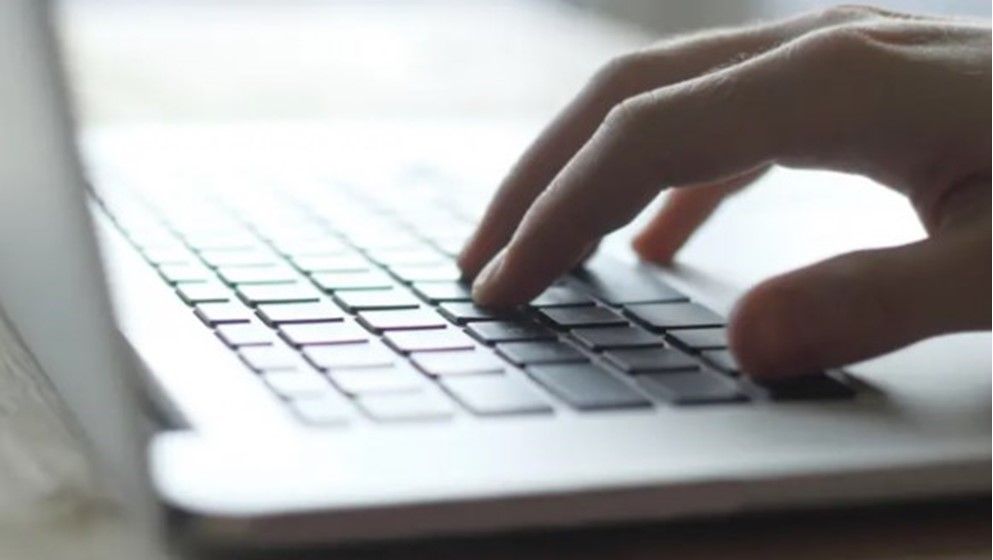 How to Use the Emergency Restart Feature in Windows...