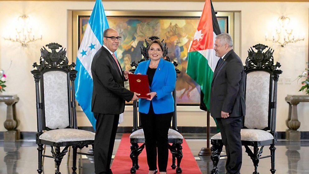 Ambassador Al-Khalidi presents credentials to President of Hon...