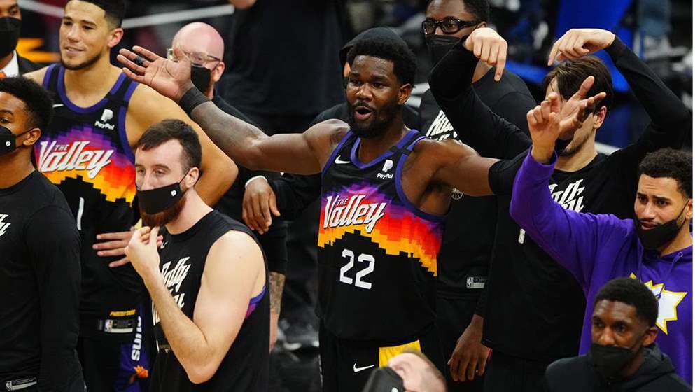 Deandre Ayton's last-second dunk lifts Suns over Clippers...