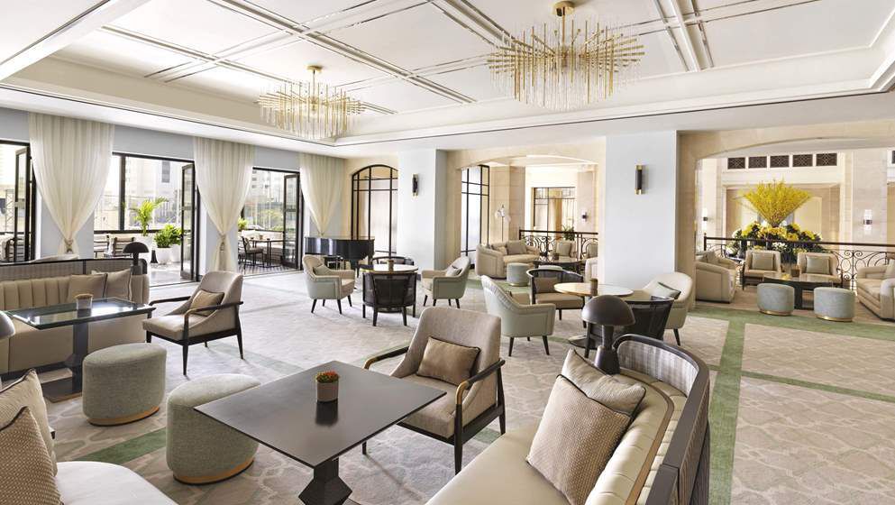 Four Seasons lounge combines informal setting with upscale din...